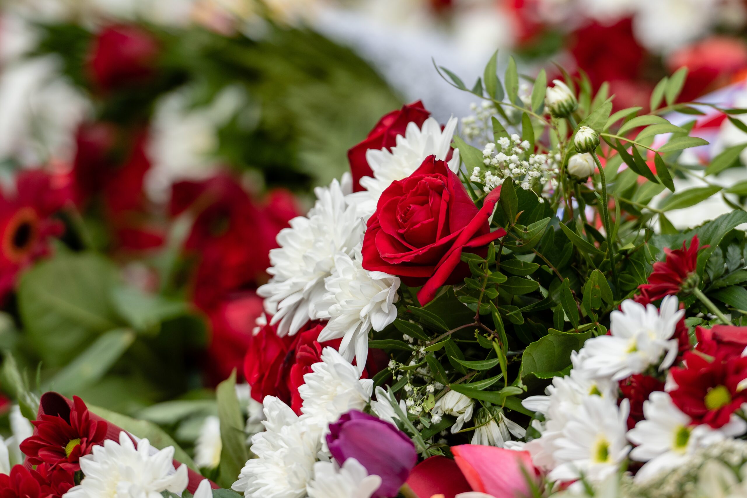 Importanța Personalizării Serviciilor Funerare: Cum să Reflecteze